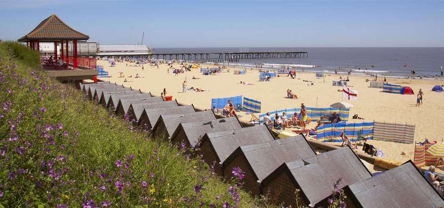 Warner Gunton Hall Coastal Village, Suffolk Turkey & Tinsel Coach Holiday
